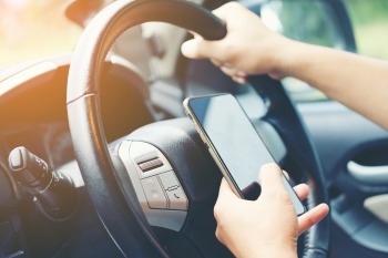 Safe Driving: What you Need to Know About Using a Mobile Phone While ...