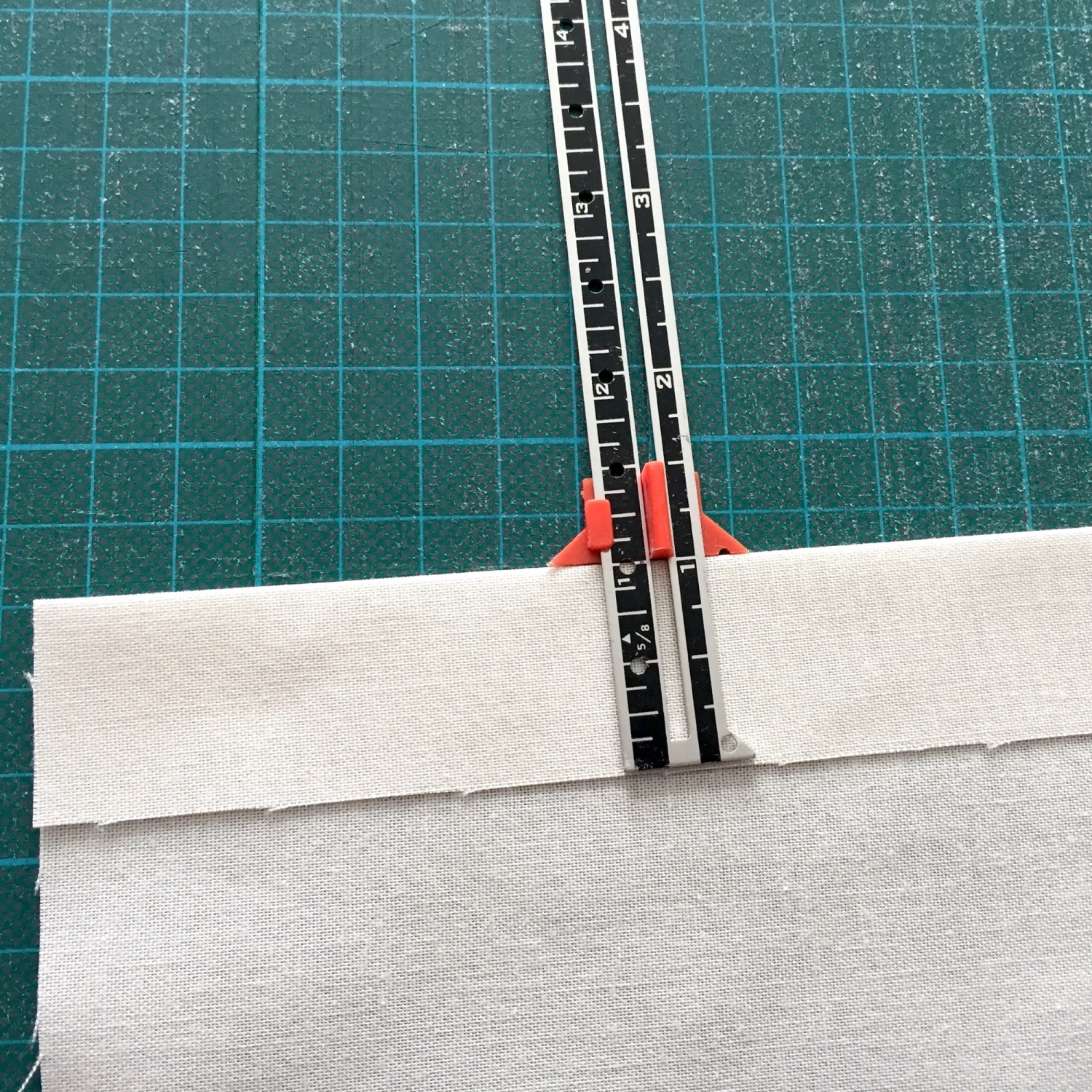 A Zippered Back Tutorial for the Curved EPP Flower Cushion