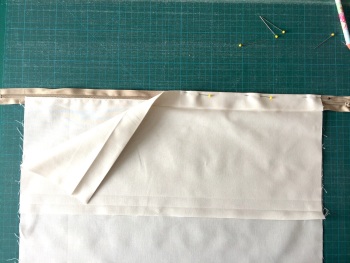 A Zippered Back Tutorial for the Curved EPP Flower Cushion