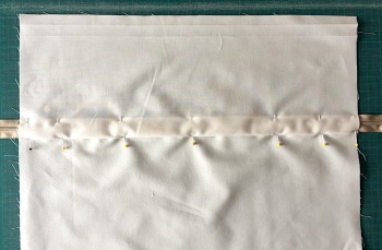 A Zippered Back Tutorial for the Curved EPP Flower Cushion