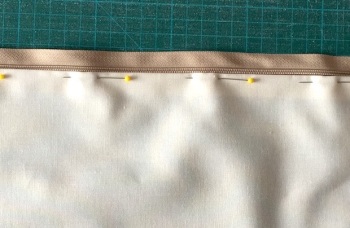 A Zippered Back Tutorial for the Curved EPP Flower Cushion