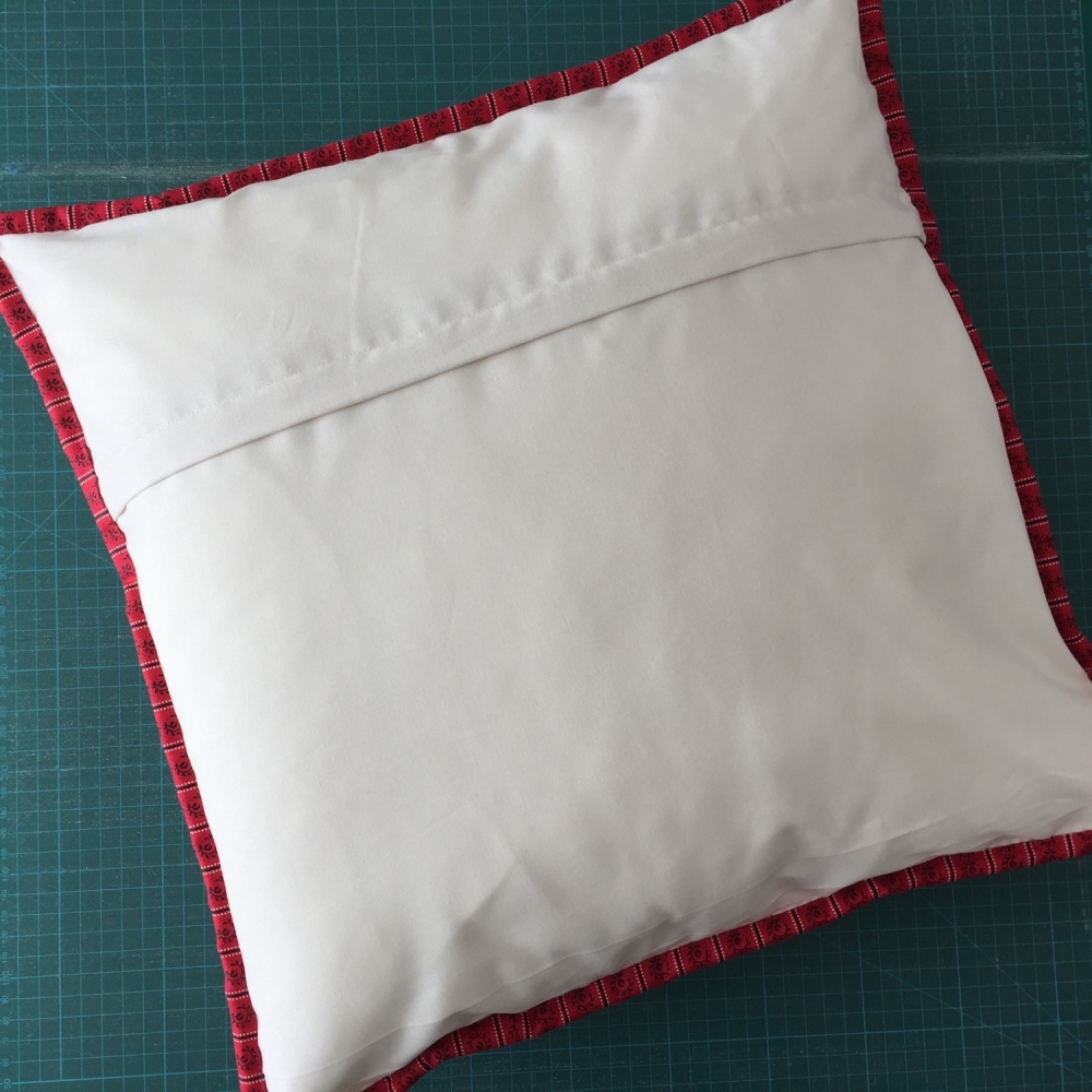 A Zippered Back Tutorial for the Curved EPP Flower Cushion