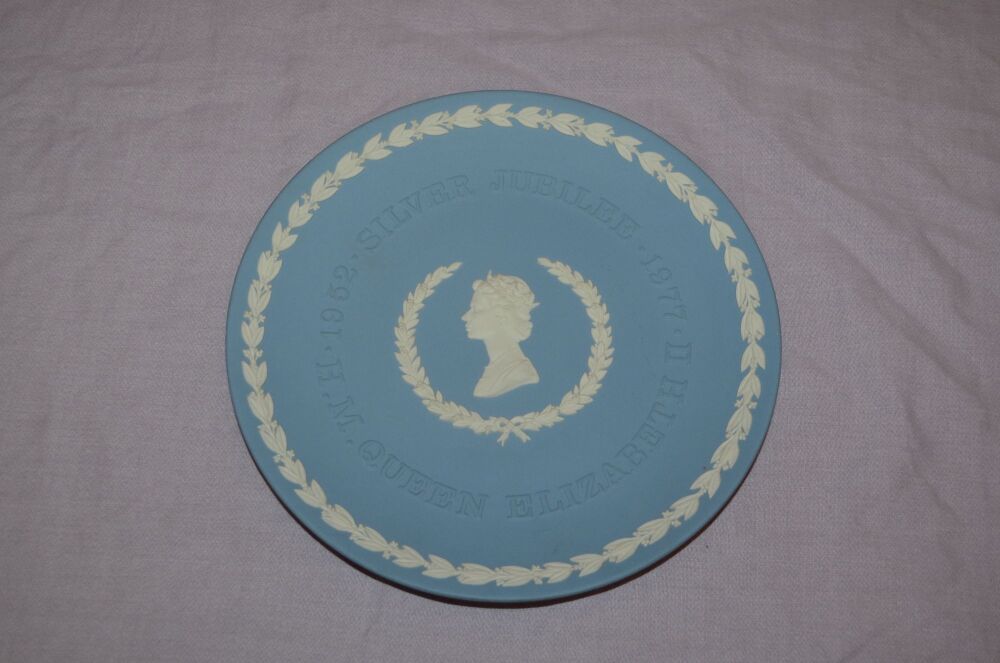 Wedgwood Jasper Ware Plate, Queen Elizabeth II Silver Jubilee