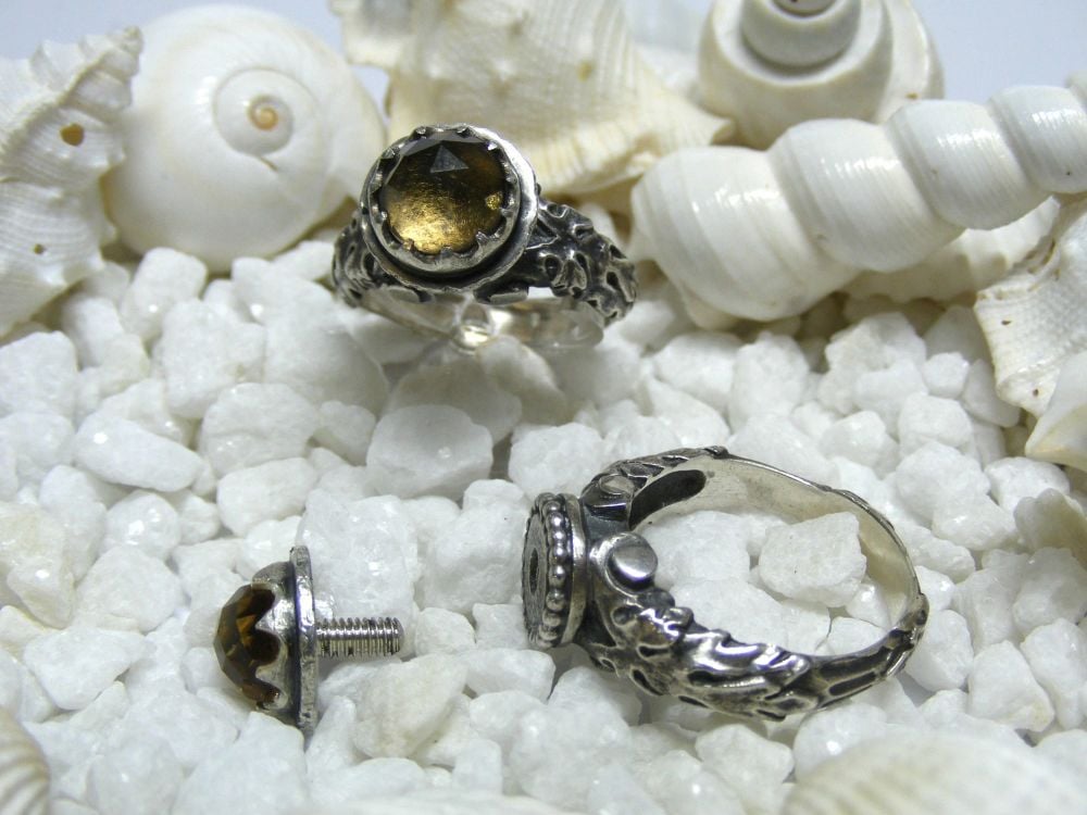 Acanthus pattern ring