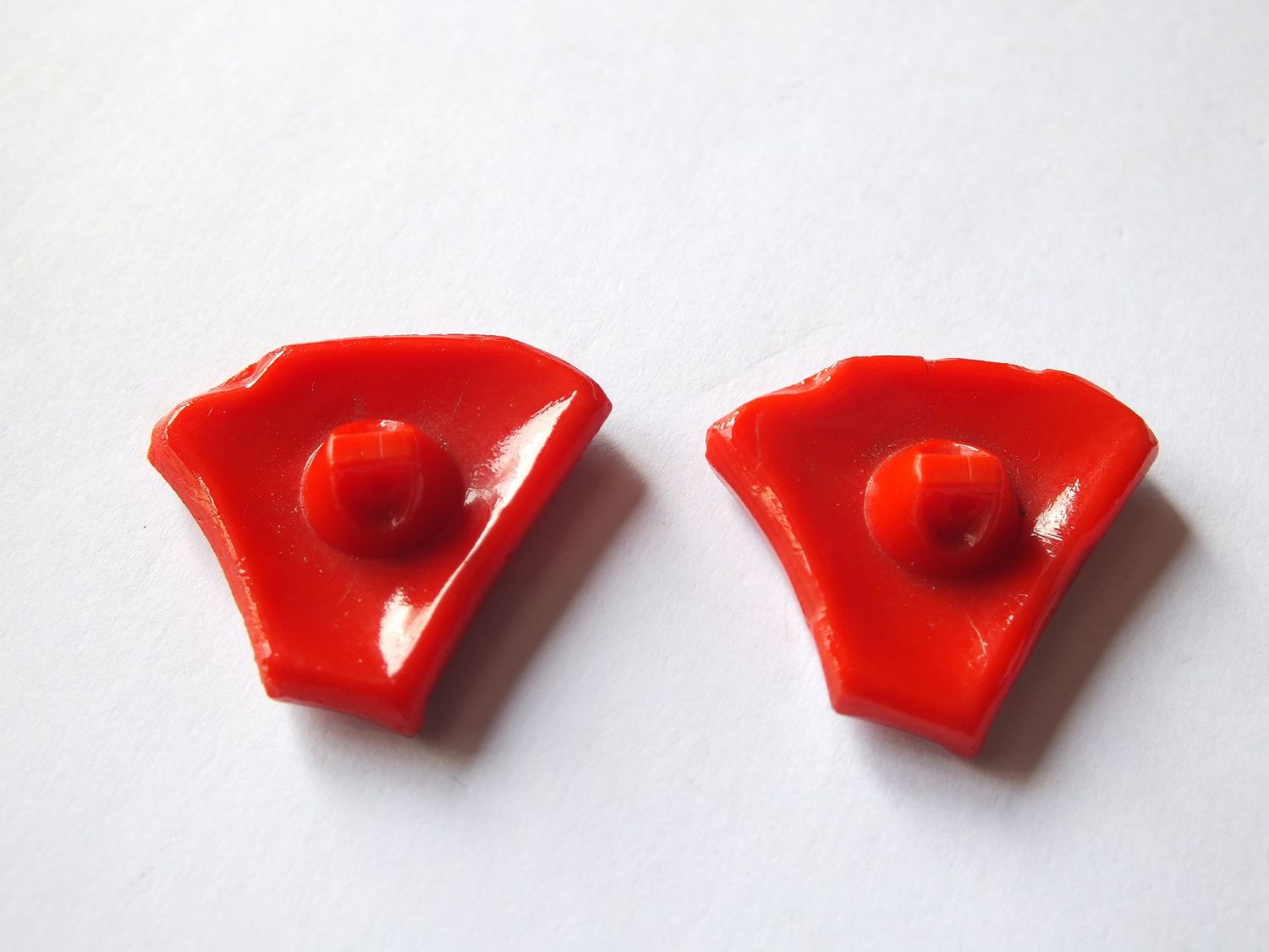 Red Buttons - Rhodons Collectables Shop - Antiques, Collectables ...