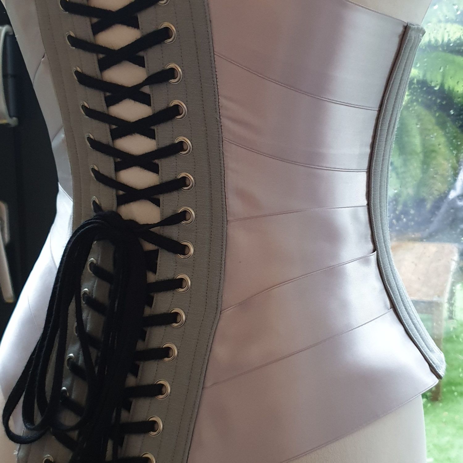 Ribbon underbust corset
