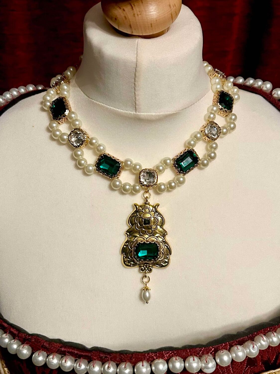 Tudor Queen Consort necklace, Greensleeves, Queen of England Jewels ...