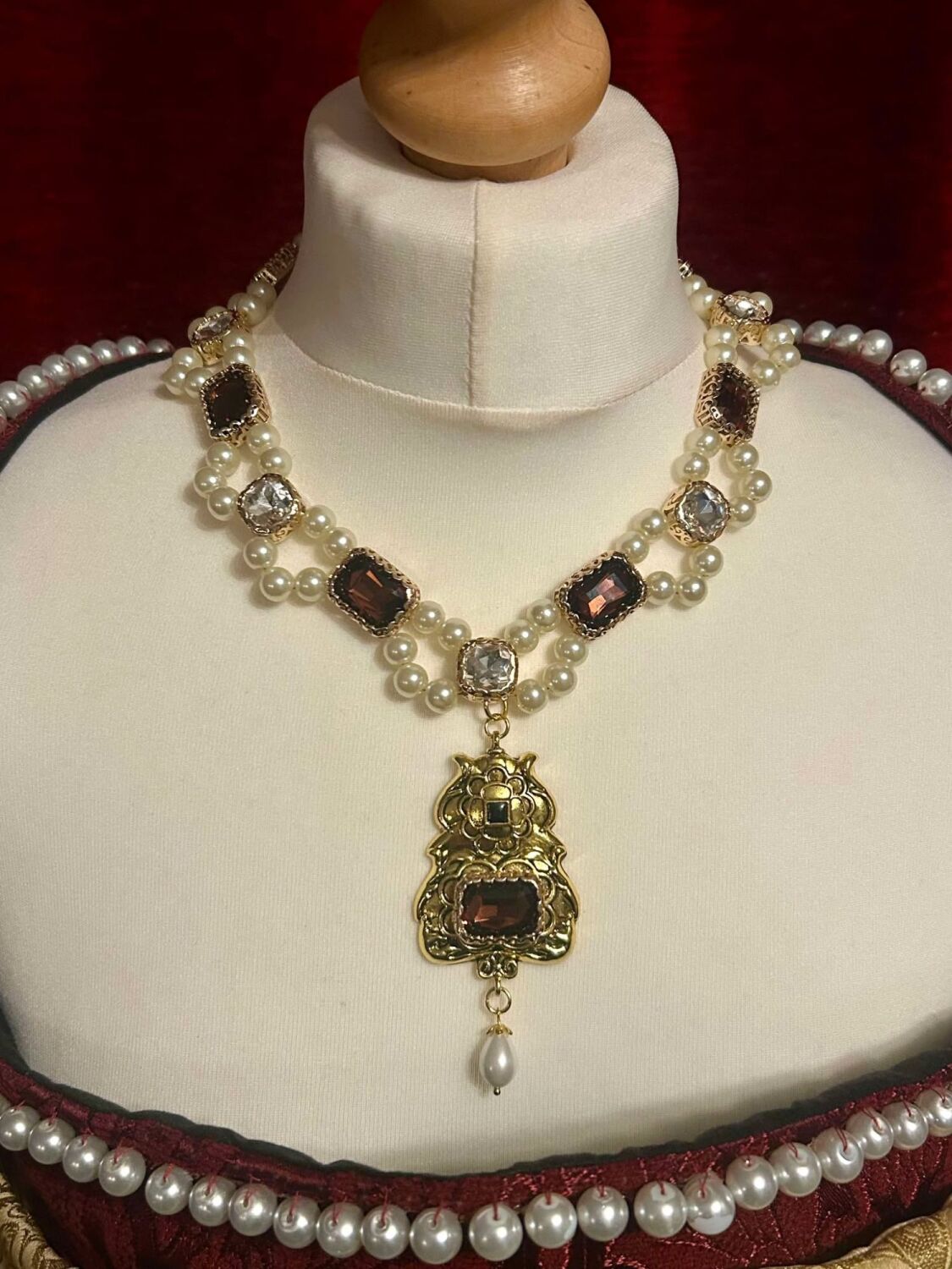 Tudor Queen Consort necklace, burgundy red, Queen of England Jewels ...