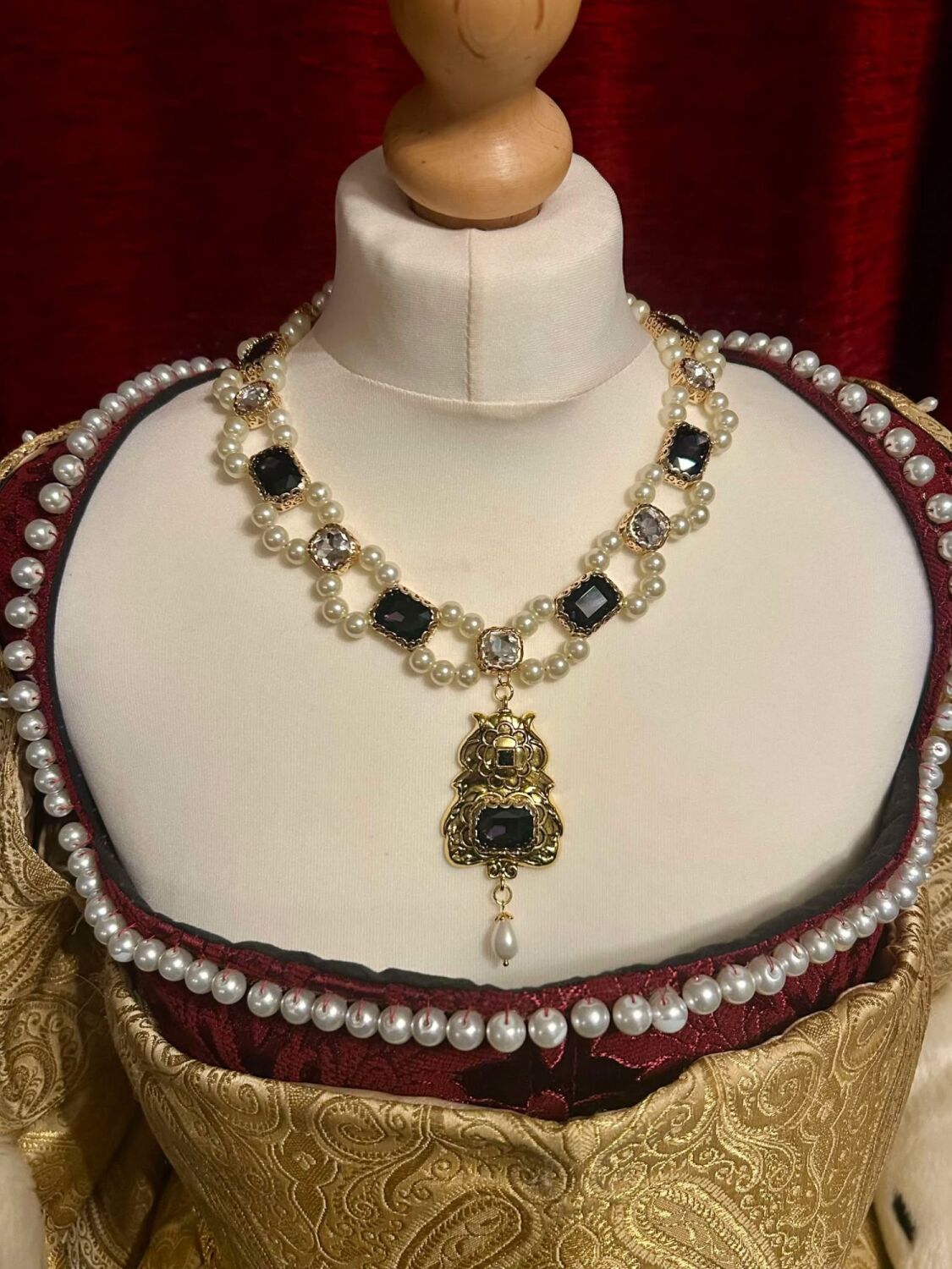 Tudor Queen Consort necklace, royal purple, Queen of England Jewels ...