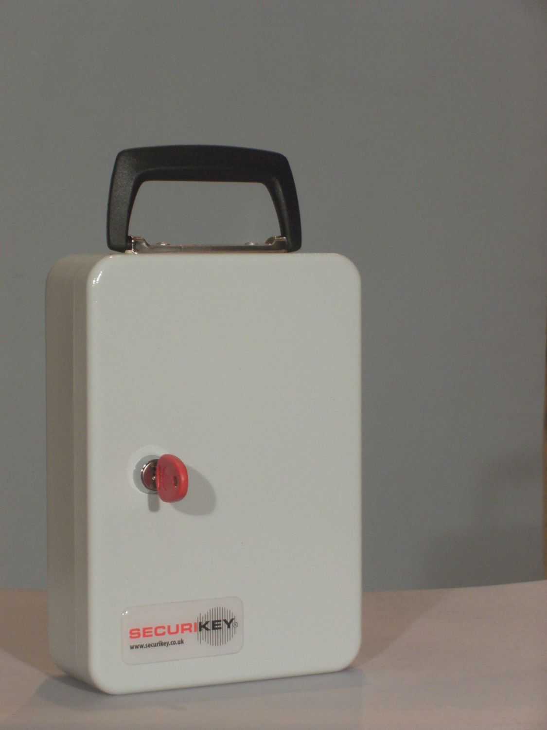 PORTABLE KEY CABINET WITH HANDLE.HOLDS UP TO 20 KEYS. Ref. KH020