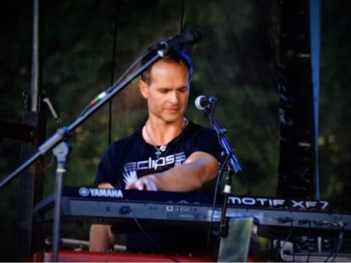 PURE QUEEN - OFFICIAL HOME PAGE - The UK's Leading Queen & Freddie ...