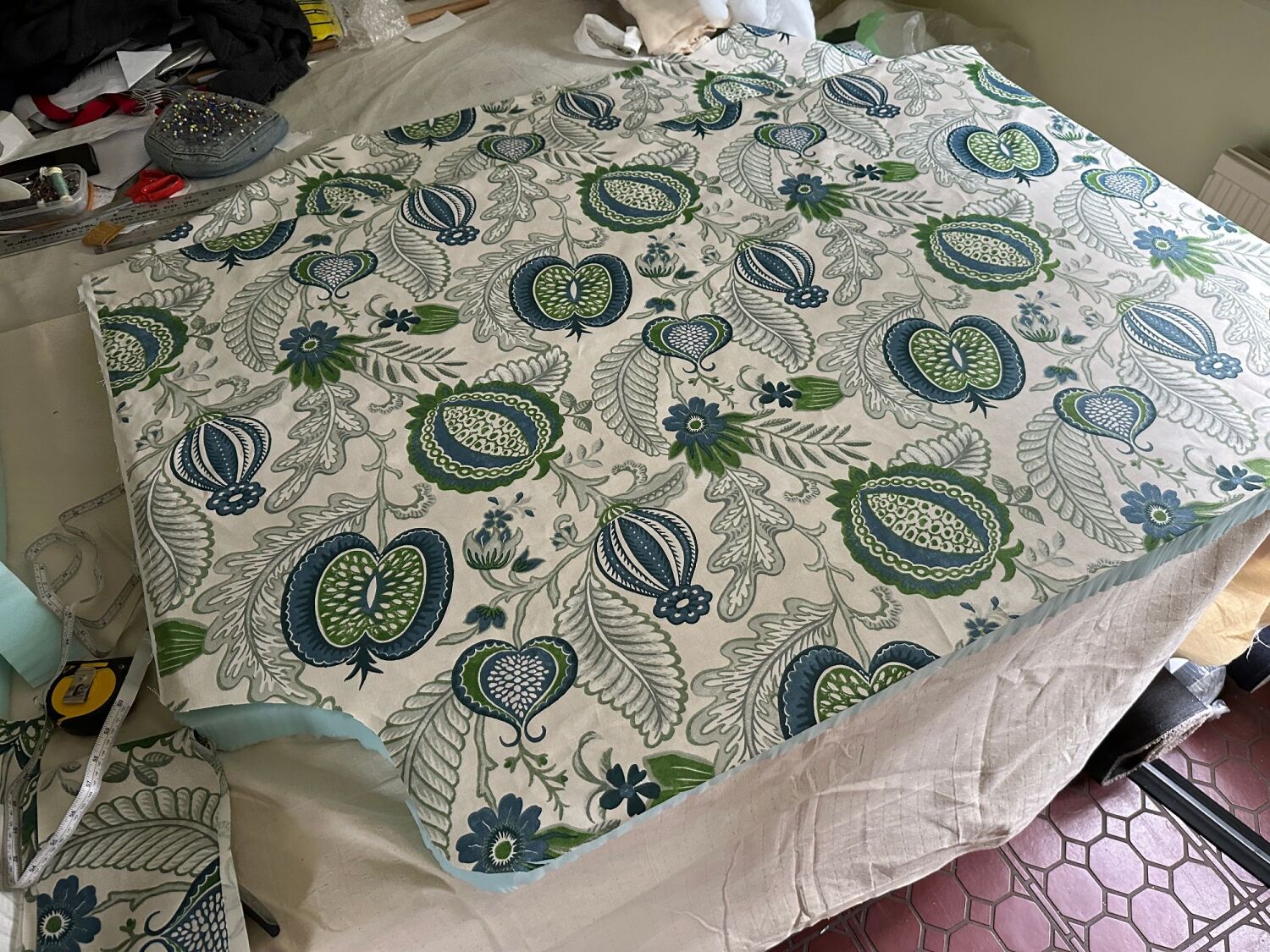 HOW TO MAKE A PIPED FABRIC HEADBOARD
