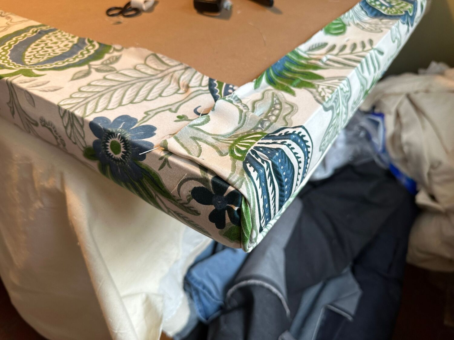 HOW TO MAKE A PIPED FABRIC HEADBOARD