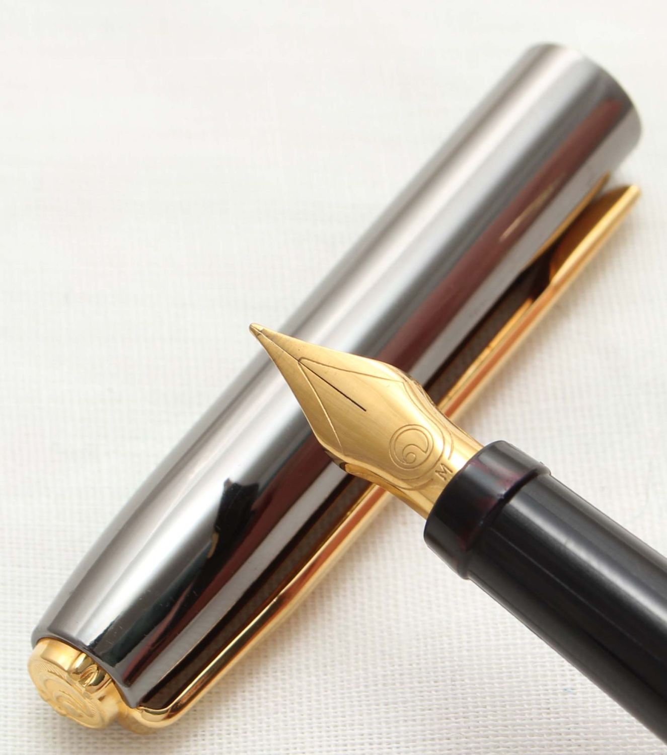 9954 Elysee Caprice Fountain Pen in Grey Lacquer. Medium Nib.