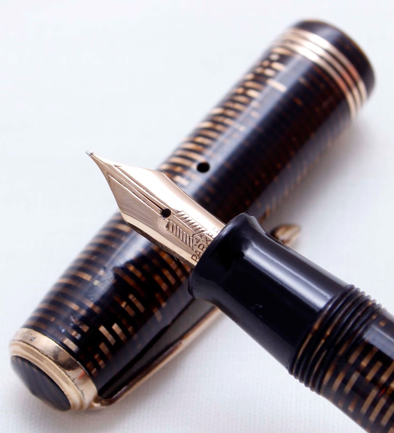 3521 Parker Vacumatic Fountain Pen in Golden Pearl, Medium FIVE STAR Nib.