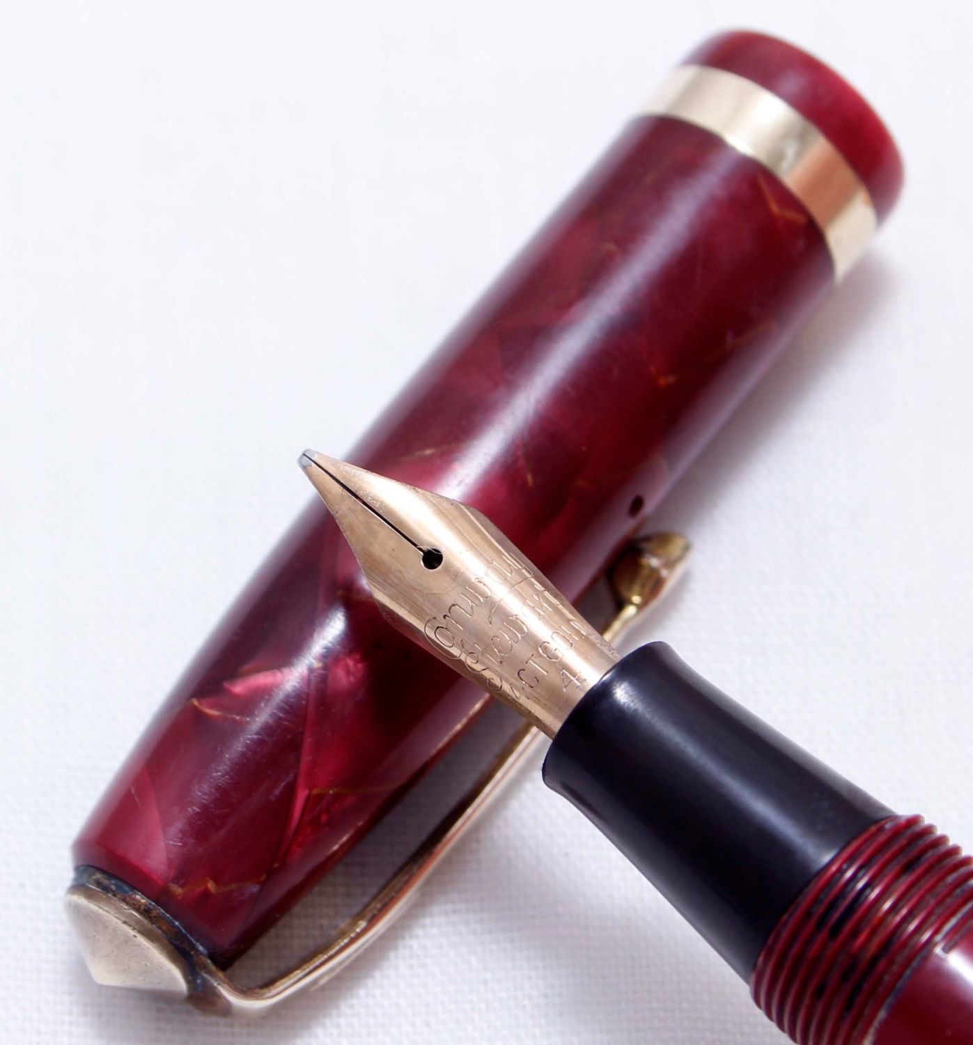 3765 Conway Stewart No.84 in Gold Veined Burgundy Marble. Medium FIVE ...