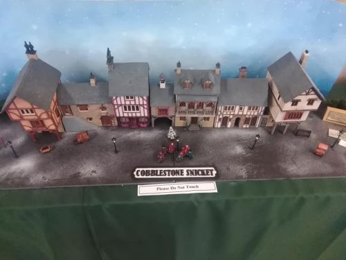 Ann and Lorraine 1/48th Cobblestone Snicket