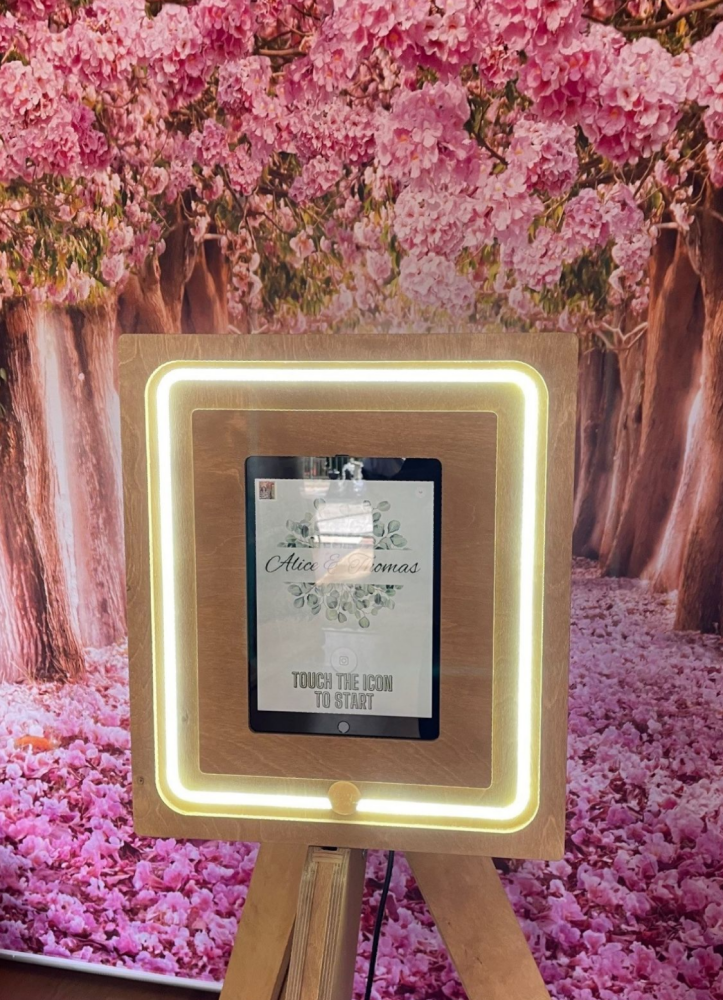 Our retro Pod is sure to be a hit with your party. Perfect for weddings ...