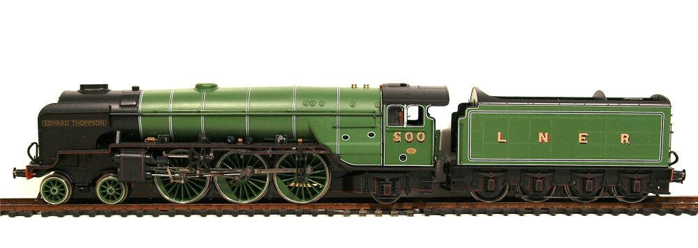 Hornby R3832 LNER Thompson Class A2/3 'Edward Thompson' 1:76